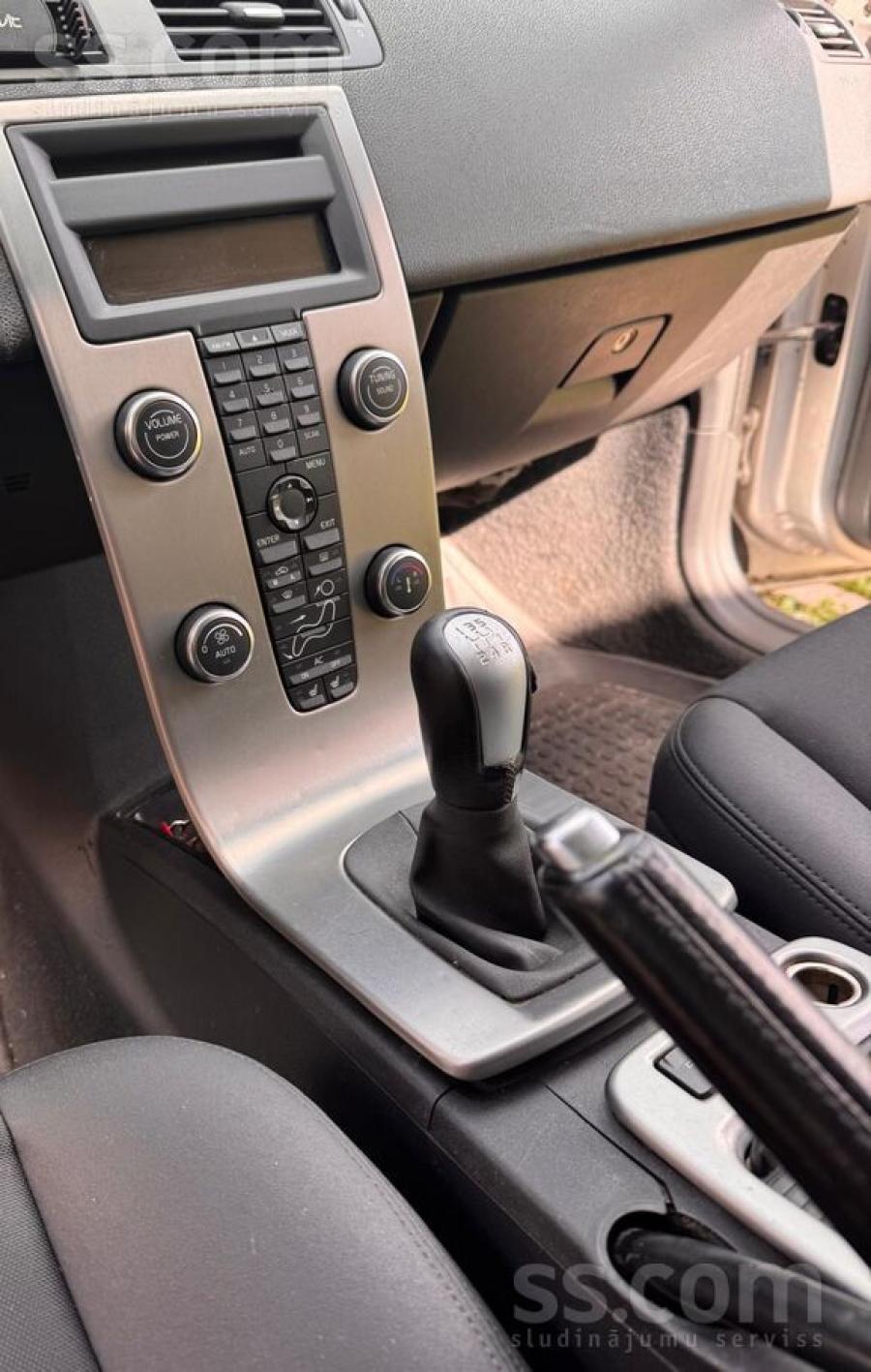 Grey Volvo C30 2009 in Riga, with an engine capacity of 1.60 L and mileage of 280 thousand km for 1750 €, photo 9 on AUTOMOTO.COM.LV