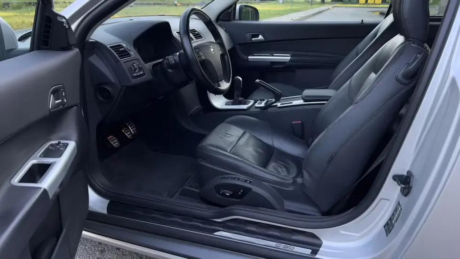Grey Volvo C30 2010 in Riga, with an engine capacity of 1.60 L and mileage of 220 thousand km for 4900 €, photo 12 on AUTOMOTO.COM.LV