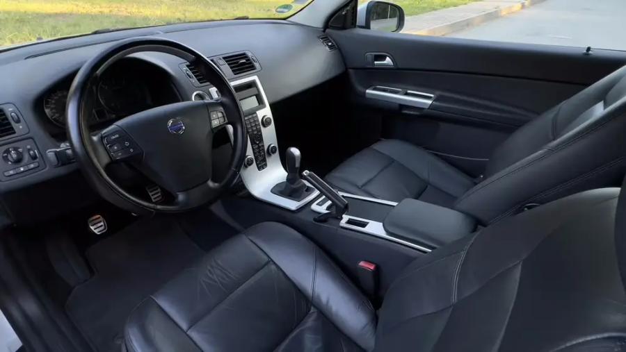 Grey Volvo C30 2010 in Riga, with an engine capacity of 1.60 L and mileage of 220 thousand km for 4900 €, photo 13 on AUTOMOTO.COM.LV