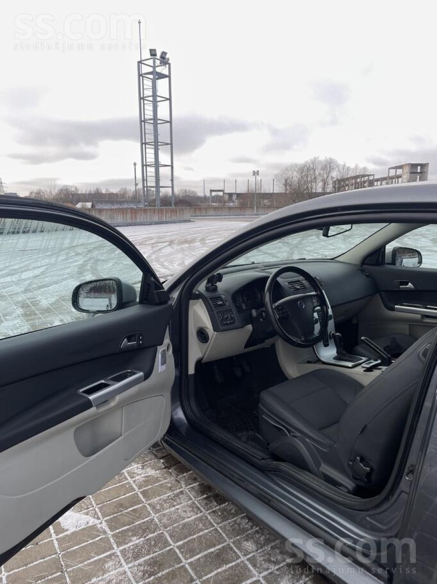 Grey Volvo C30 2010 in Riga, with an engine capacity of 1.60 L and mileage of 400 thousand km for 3100 €, photo 7 on AUTOMOTO.COM.LV