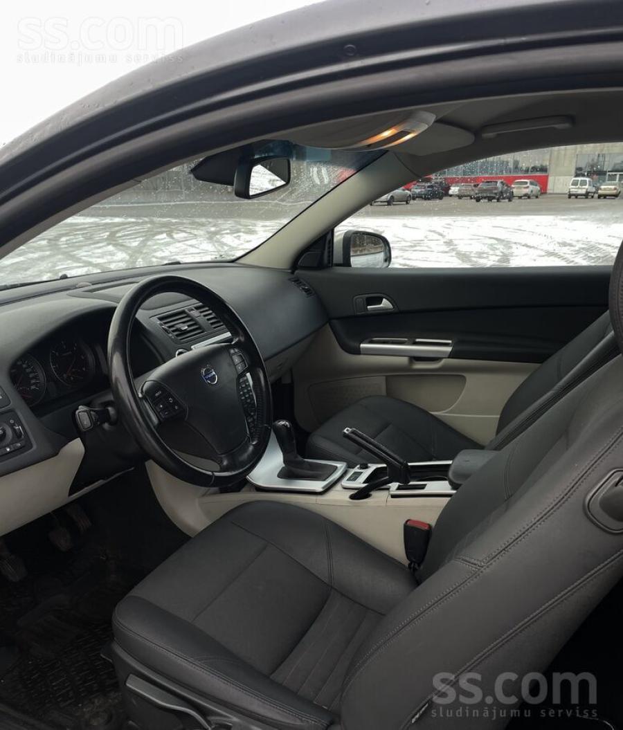 Grey Volvo C30 2010 in Riga, with an engine capacity of 1.60 L and mileage of 400 thousand km for 3100 €, photo 8 on AUTOMOTO.COM.LV