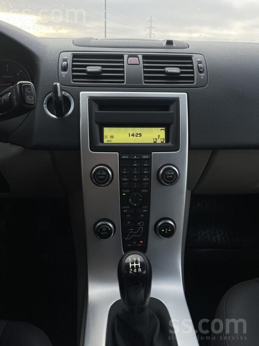 Grey Volvo C30 2010 in Riga, with an engine capacity of 1.60 L and mileage of 400 thousand km for 3100 €, photo 11 on AUTOMOTO.COM.LV
