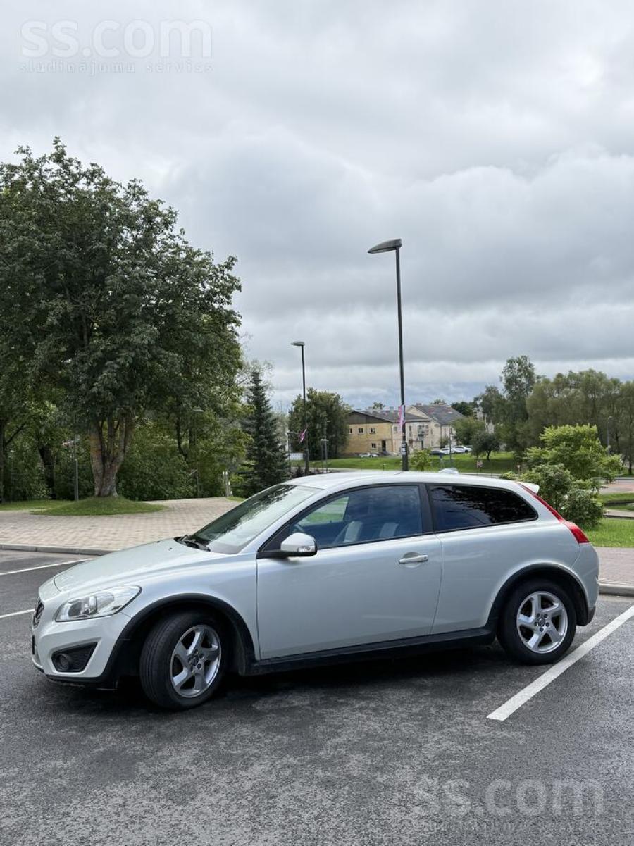 Pelēks Volvo C30 2010 Rīga, ar dzinēja tilpumu 1.60 L un nobraukumu 214 tūkst. km par 3000 €, foto 3 vietnē AUTOMOTO.COM.LV