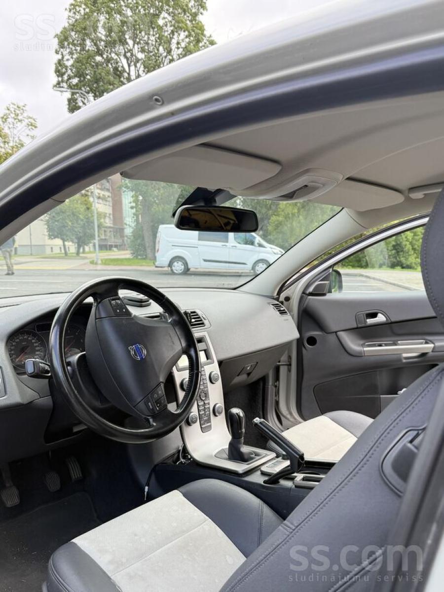 Pelēks Volvo C30 2010 Rīga, ar dzinēja tilpumu 1.60 L un nobraukumu 214 tūkst. km par 3000 €, foto 5 vietnē AUTOMOTO.COM.LV