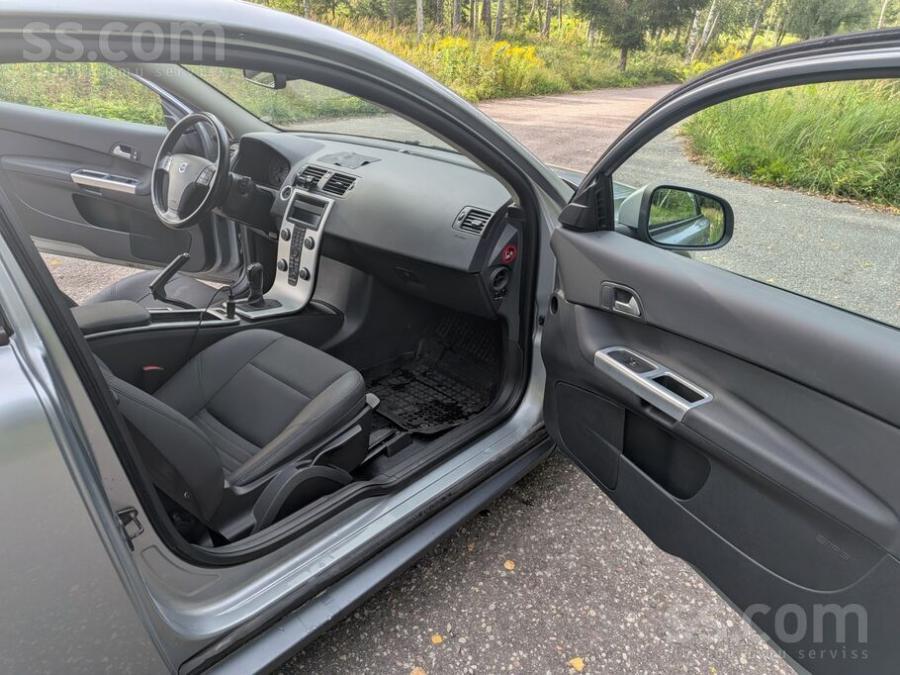 Grey Volvo C30 2010 in Riga, with an engine capacity of 1.60 L and mileage of 289 thousand km for 3900 €, photo 8 on AUTOMOTO.COM.LV