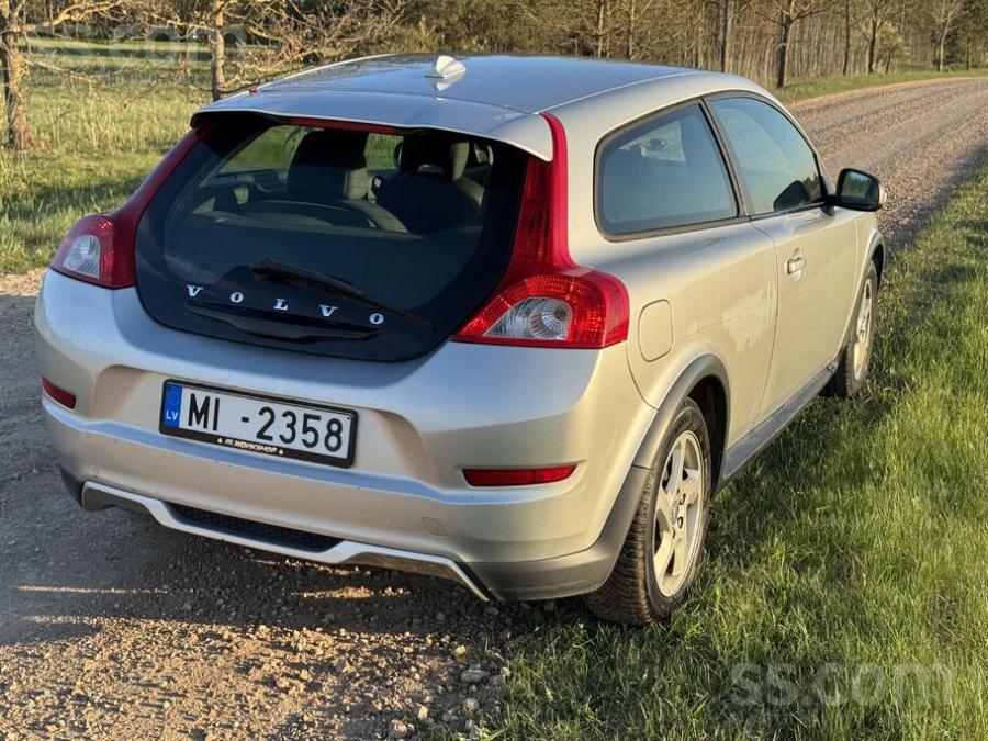 Pelēks Volvo C30 2010 Rīga, ar dzinēja tilpumu 1.60 L un nobraukumu 301 tūkst. km par 3800 €, foto 4 vietnē AUTOMOTO.COM.LV