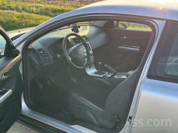 Volvo C30 2010 Rīga vietnē Pelēks Volvo C30 2010 Rīga, ar dzinēja tilpumu 1.60 L un nobraukumu 301 tūkst. km par 3800 €, foto 11 vietnē AUTOMOTO.COM.LV