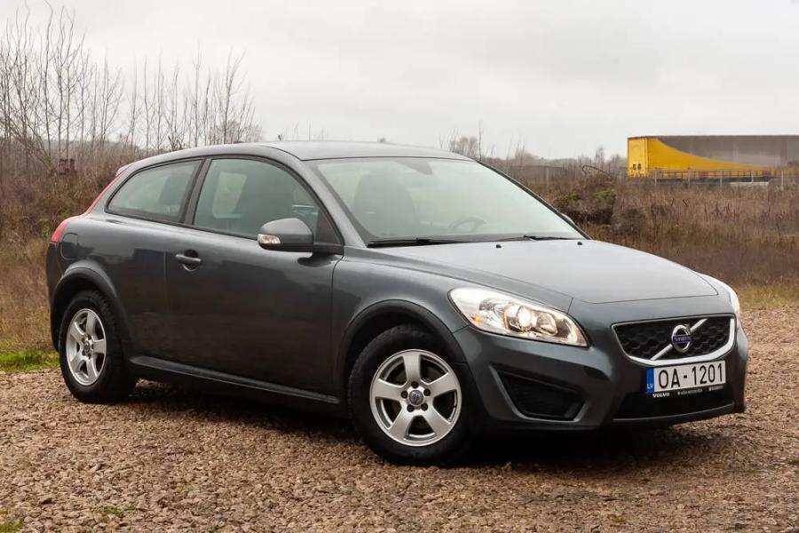 Pelēks Volvo C30 2011 Rīga, ar dzinēja tilpumu 1.60 L un nobraukumu 232 tūkst. km par 4995 €, foto 1 vietnē AUTOMOTO.COM.LV