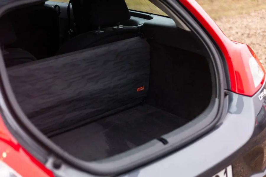 Pelēks Volvo C30 2011 Rīga, ar dzinēja tilpumu 1.60 L un nobraukumu 232 tūkst. km par 4995 €, foto 7 vietnē AUTOMOTO.COM.LV