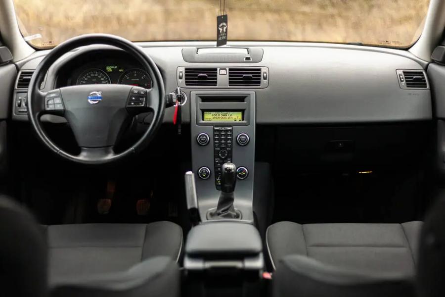 Pelēks Volvo C30 2011 Rīga, ar dzinēja tilpumu 1.60 L un nobraukumu 232 tūkst. km par 4995 €, foto 21 vietnē AUTOMOTO.COM.LV