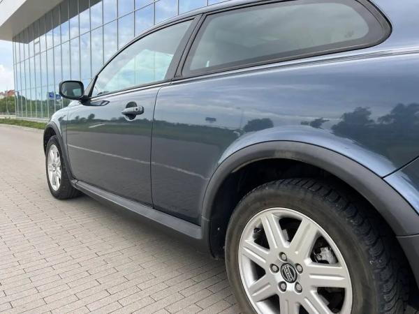 Grey Volvo C30 2007 in Rezekne, with an engine capacity of 2.00 L and mileage of 241 thousand km for 2950 €, photo 5 on AUTOMOTO.COM.LV