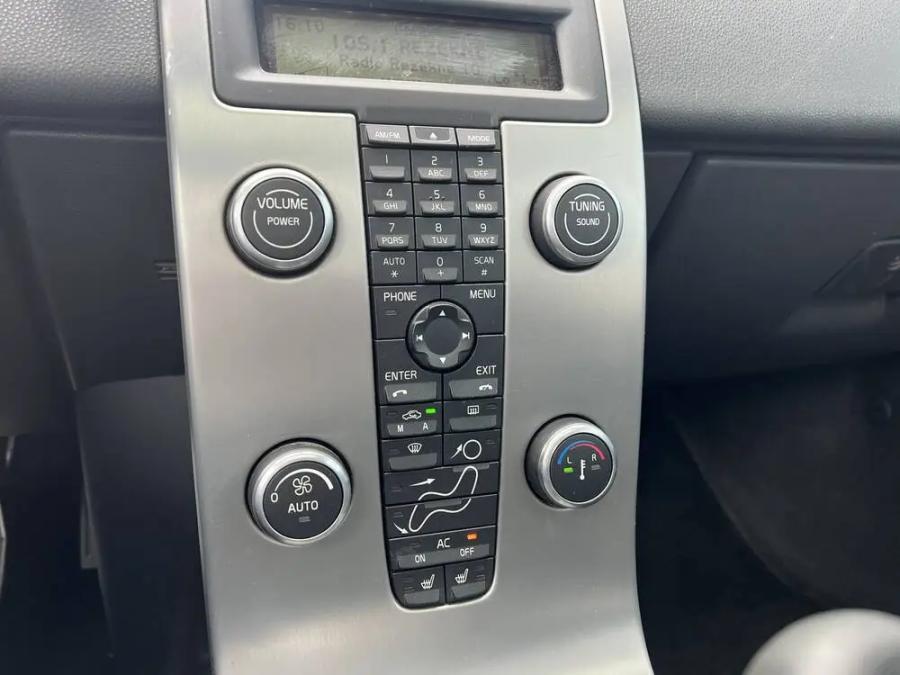 Grey Volvo C30 2007 in Rezekne, with an engine capacity of 2.00 L and mileage of 241 thousand km for 2950 €, photo 18 on AUTOMOTO.COM.LV