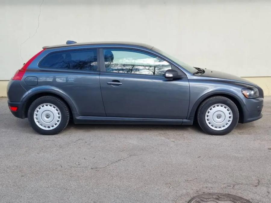 Grey Volvo C30 2007 in Ogre, with an engine capacity of 1.60 L and mileage of 232 thousand km for 2750 €, photo 5 on AUTOMOTO.COM.LV