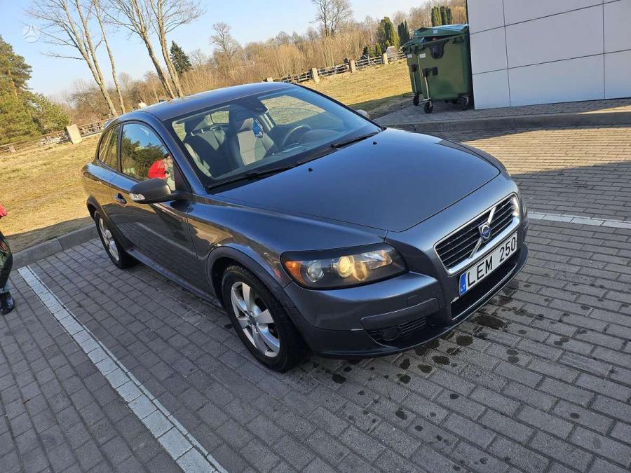 Pelēks Volvo C30 2007 Viļņa, ar dzinēja tilpumu 2.40 L un nobraukumu 334 tūkst. km par 2800 €, foto 9 vietnē AUTOMOTO.COM.LV