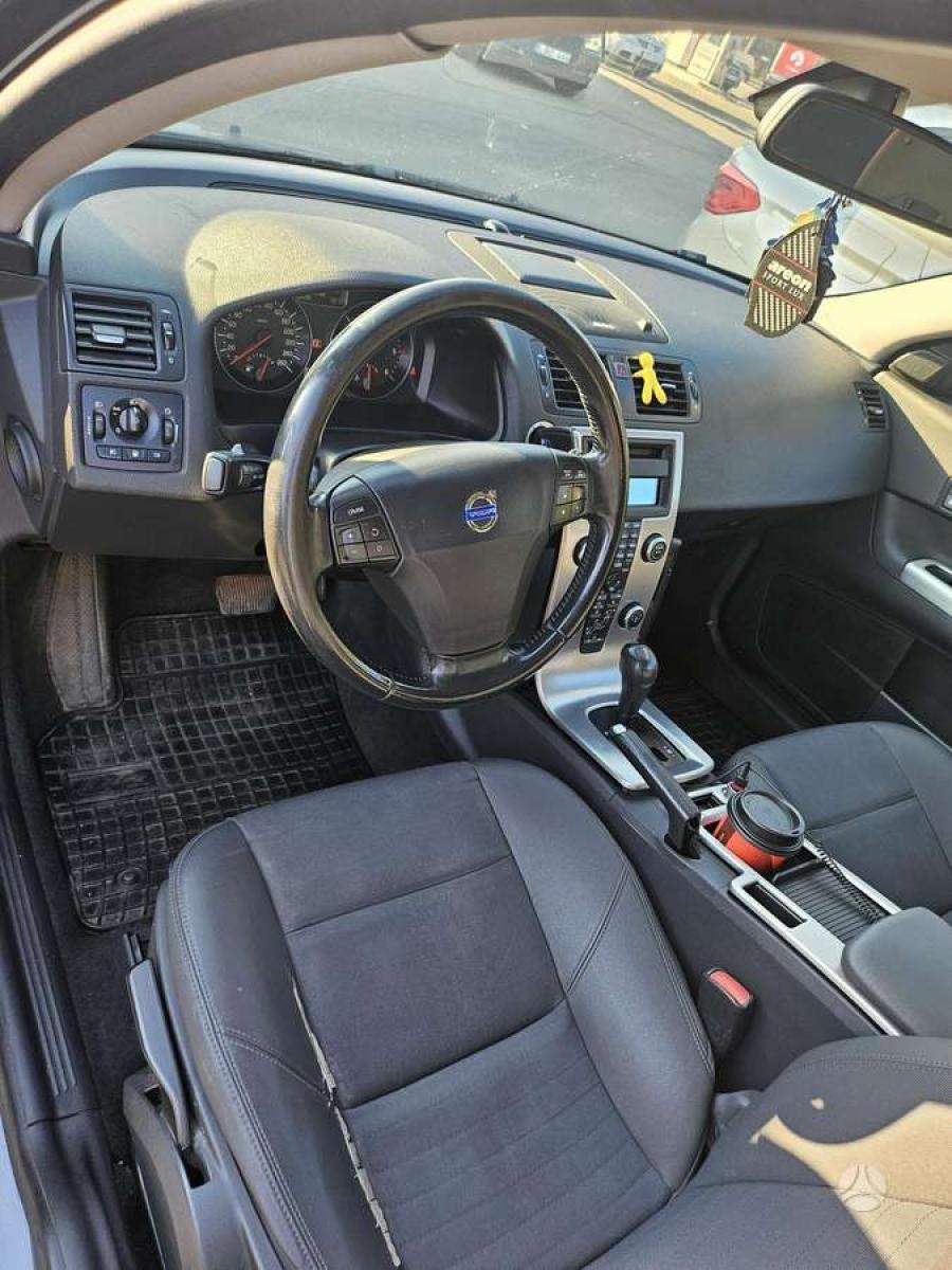 Pelēks Volvo C30 2007 Viļņa, ar dzinēja tilpumu 2.40 L un nobraukumu 334 tūkst. km par 2800 €, foto 12 vietnē AUTOMOTO.COM.LV