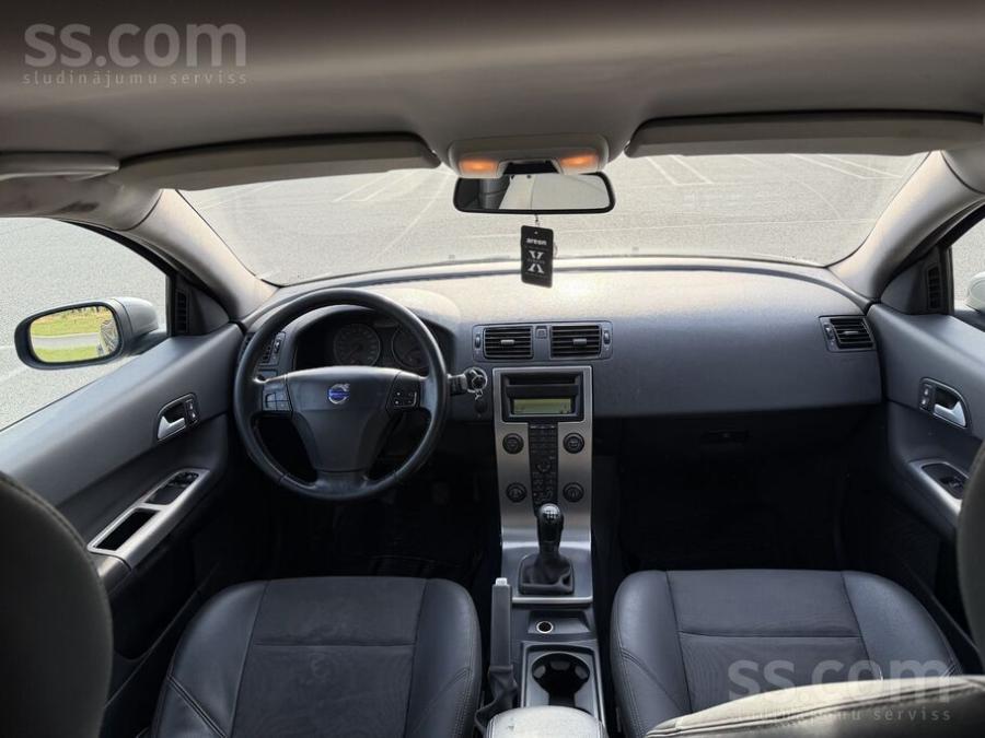 Grey Volvo C30 2007 in Riga, with an engine capacity of 2.00 L and mileage of 405 thousand km for 900 €, photo 5 on AUTOMOTO.COM.LV