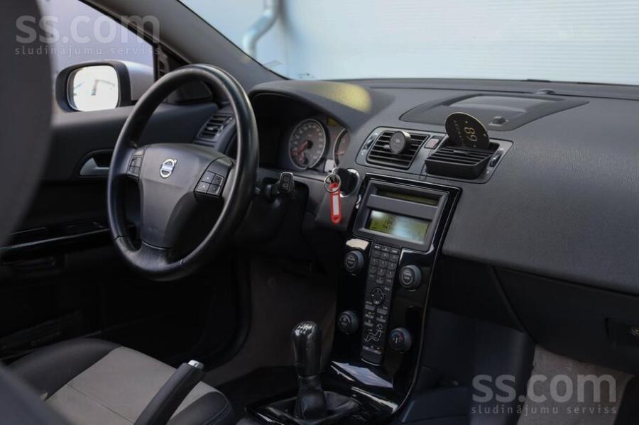Grey Volvo C30 2007 in Riga, with an engine capacity of 2.50 L and mileage of 306 thousand km for 5490 €, photo 15 on AUTOMOTO.COM.LV