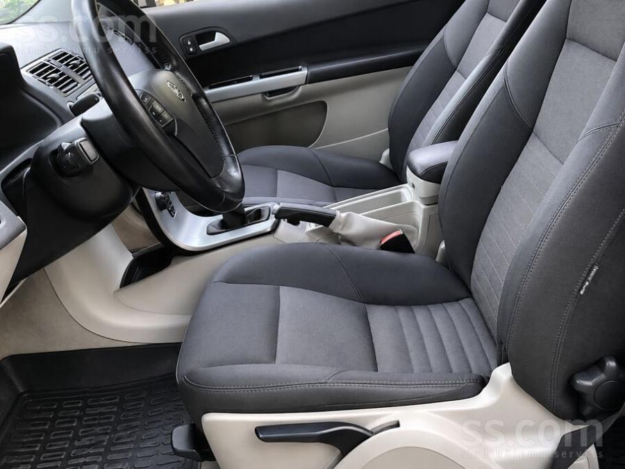 Grey Volvo C30 2008 in Riga, with an engine capacity of 1.80 L and mileage of 275 thousand km for 2450 €, photo 6 on AUTOMOTO.COM.LV