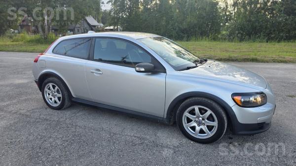 Grey Volvo C30 2008 in Ogre, with an engine capacity of 2.00 L and mileage of 217 thousand km for 3299 €, photo 2 on AUTOMOTO.COM.LV