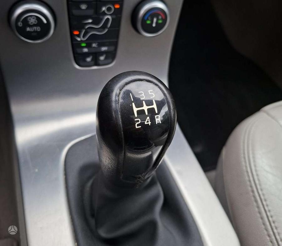 Pelēks Volvo C30 2008 Kretinga, ar dzinēja tilpumu 1.60 L un nobraukumu 286 tūkst. km par 2199 €, foto 33 vietnē AUTOMOTO.COM.LV