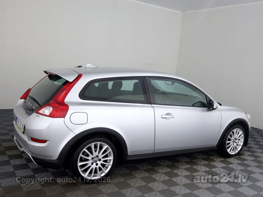 Pelēks Volvo C30 2010 Tallina, ar dzinēja tilpumu 1.60 L un nobraukumu 294 tūkst. km par 2999 €, foto 4 vietnē AUTOMOTO.COM.LV