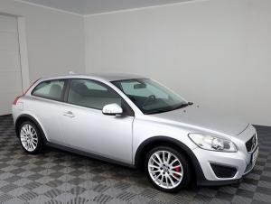 Pelēks Volvo C30 2010 Tallina, ar dzinēja tilpumu 1.60 L un nobraukumu 294 tūkst. km par 2799 €, foto  vietnē AUTOMOTO.COM.LV