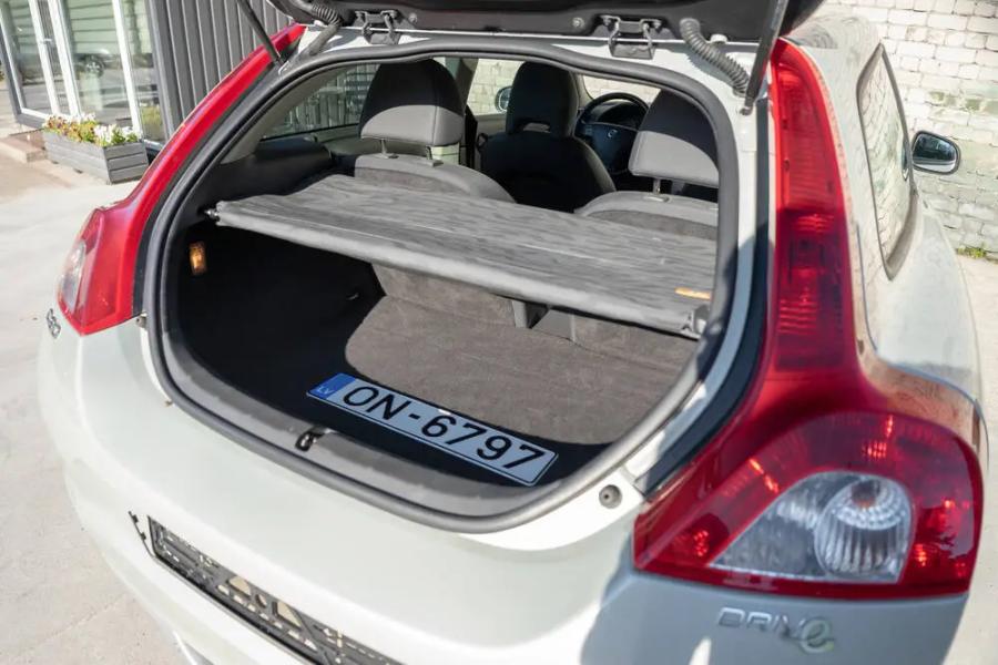 Grey Volvo C30 2010 in Liepaja, with an engine capacity of 1.60 L and mileage of 278 thousand km for 4300 €, photo 10 on AUTOMOTO.COM.LV