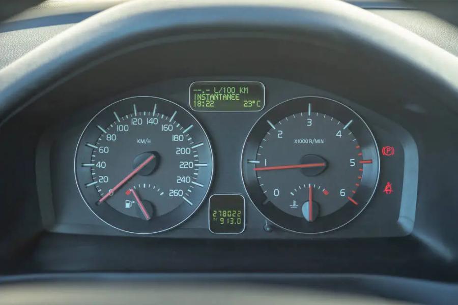 Grey Volvo C30 2010 in Liepaja, with an engine capacity of 1.60 L and mileage of 278 thousand km for 4300 €, photo 15 on AUTOMOTO.COM.LV