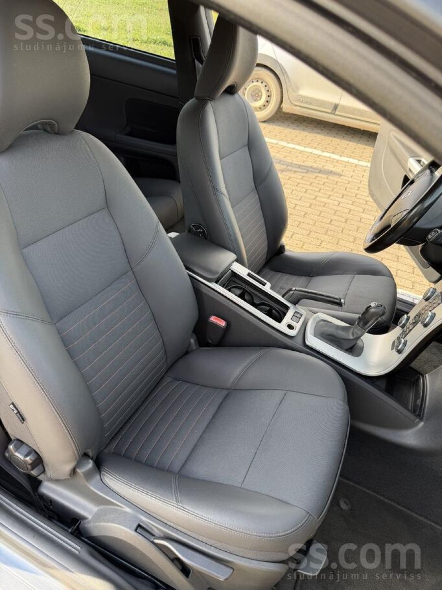 Pelēks Volvo C30 2010 Rīga, ar dzinēja tilpumu 1.60 L un nobraukumu 259 tūkst. km par 4200 €, foto 8 vietnē AUTOMOTO.COM.LV
