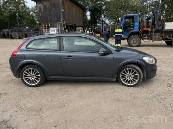 Pelēks Volvo C30 2010 Rīga, ar dzinēja tilpumu 1.60 L un nobraukumu 370 tūkst. km par 2700 €, foto 4 vietnē AUTOMOTO.COM.LV