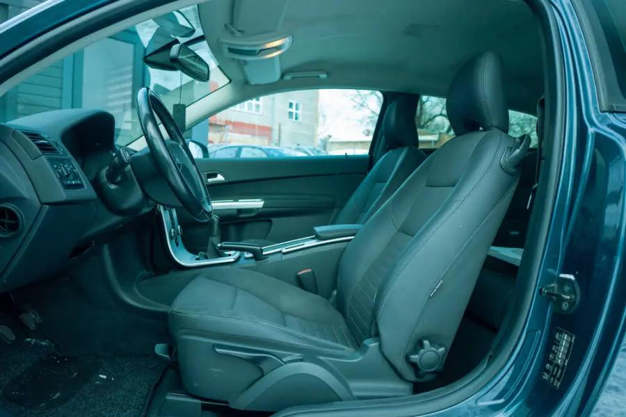 Grey Volvo C30 2011 in Liepaja, with an engine capacity of 1.60 L and mileage of 209 thousand km for 3550 €, photo 6 on AUTOMOTO.COM.LV