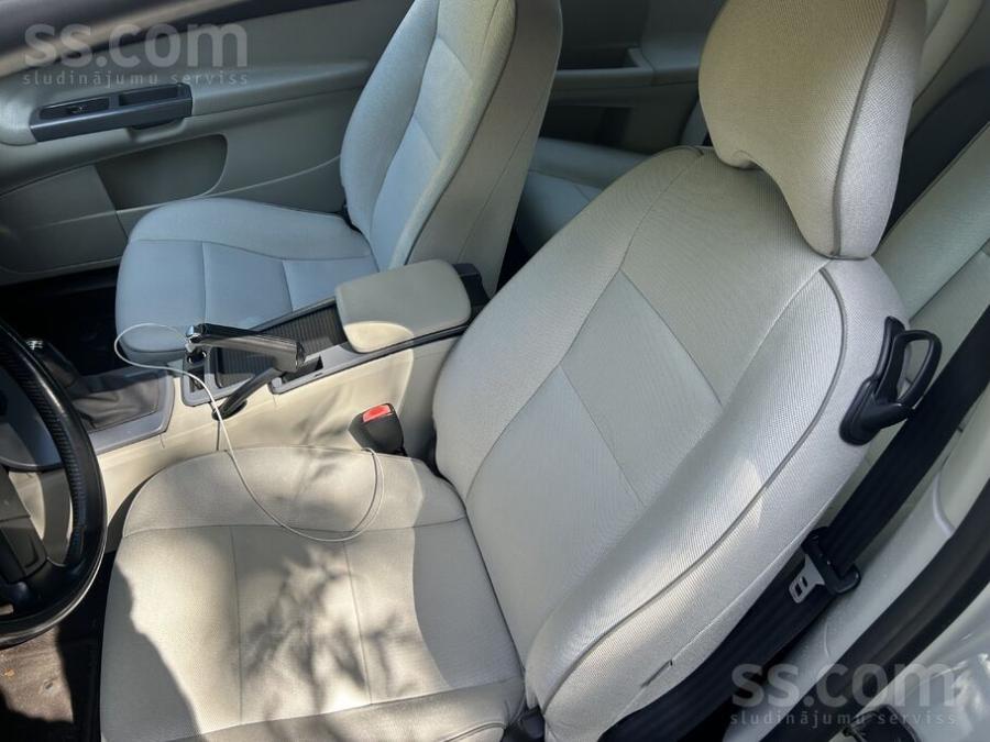 Grey Volvo C30 2011 in Riga, with an engine capacity of 1.60 L and mileage of 206 thousand km for 3900 €, photo 5 on AUTOMOTO.COM.LV