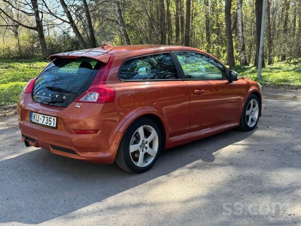 Orange Volvo C30 2010 in Riga, with an engine capacity of 1.60 L and mileage of 0 thousand km for 4399 €, photo 6 on AUTOMOTO.COM.LV