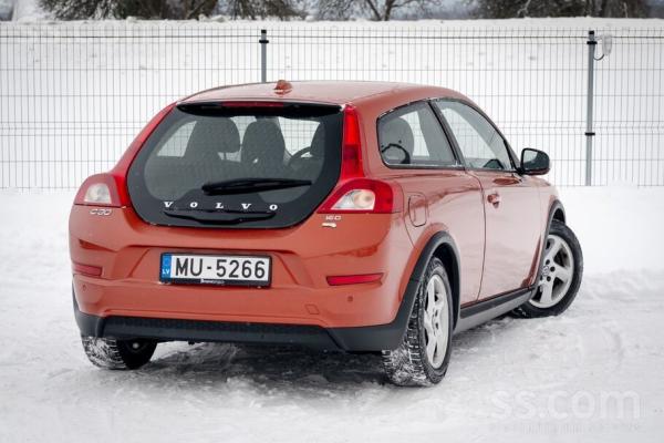 Orange Volvo C30 2010 in Tukums, with an engine capacity of 1.60 L and mileage of 275 thousand km for 4650 €, photo 7 on AUTOMOTO.COM.LV