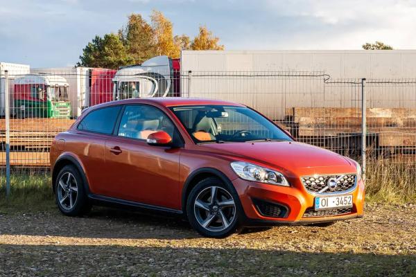 Orange Volvo C30 2010 in Riga, with an engine capacity of 1.60 L and mileage of 105 thousand km for 5995 €, photo 1 on AUTOMOTO.COM.LV
