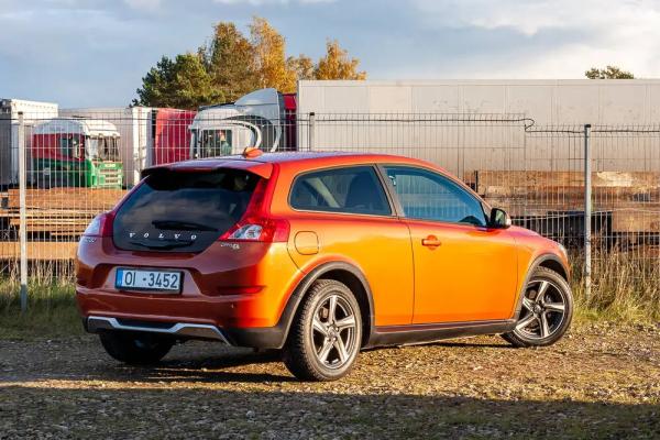 Orange Volvo C30 2010 in Riga, with an engine capacity of 1.60 L and mileage of 105 thousand km for 5995 €, photo 4 on AUTOMOTO.COM.LV