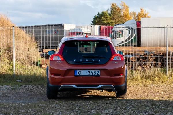 Orange Volvo C30 2010 in Riga, with an engine capacity of 1.60 L and mileage of 105 thousand km for 5995 €, photo 6 on AUTOMOTO.COM.LV