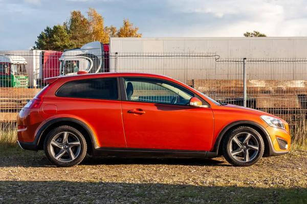 Orange Volvo C30 2010 in Riga, with an engine capacity of 1.60 L and mileage of 105 thousand km for 5995 €, photo 7 on AUTOMOTO.COM.LV
