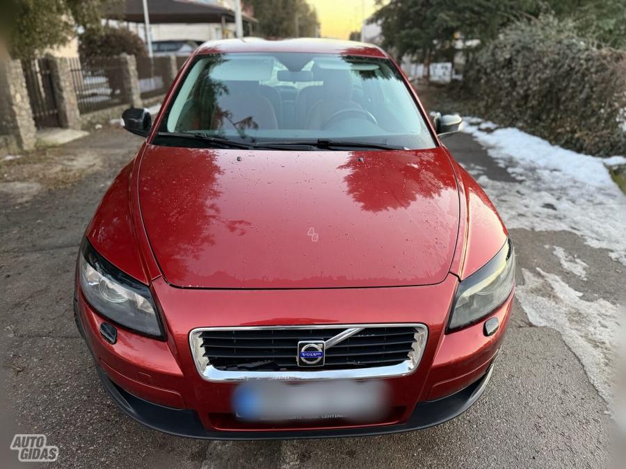 Red Volvo C30 2007 in Kaunas, with an engine capacity of 1.60 L and mileage of 322 thousand km for 2500 €, photo 2 on AUTOMOTO.COM.LV