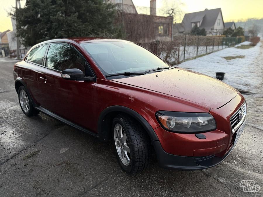 Red Volvo C30 2007 in Kaunas, with an engine capacity of 1.60 L and mileage of 322 thousand km for 2500 €, photo 5 on AUTOMOTO.COM.LV