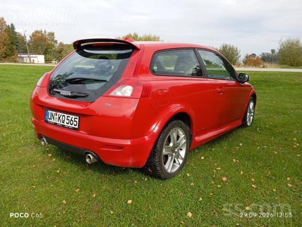 Red Volvo C30 2007 in Bauska, with an engine capacity of 2.40 L and mileage of 246 thousand km for 3990 €, photo 5 on AUTOMOTO.COM.LV