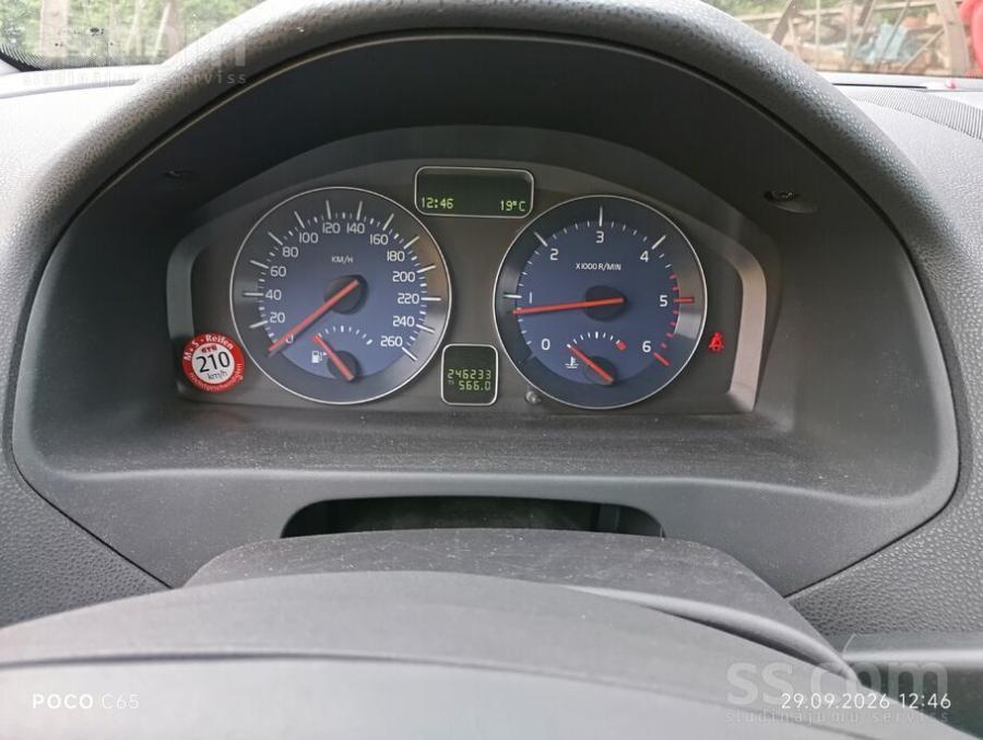 Red Volvo C30 2007 in Bauska, with an engine capacity of 2.40 L and mileage of 246 thousand km for 3990 €, photo 13 on AUTOMOTO.COM.LV