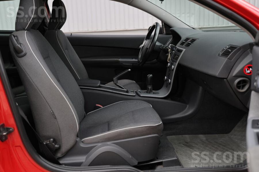 Red Volvo C30 2008 in Tukums, with an engine capacity of 1.60 L and mileage of 264 thousand km for 1600 €, photo 7 on AUTOMOTO.COM.LV