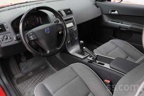 Red Volvo C30 2008 in Tukums, with an engine capacity of 1.60 L and mileage of 264 thousand km for 1600 €, photo 8 on AUTOMOTO.COM.LV