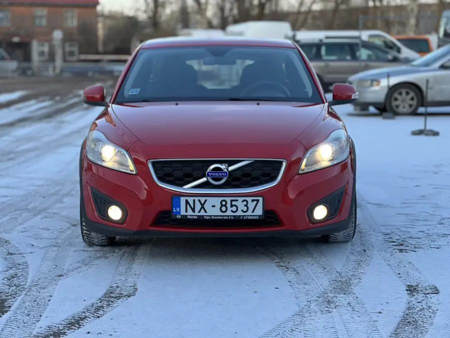 Красный Вольво Ц30 2010 в Рига, объемом двигателя 1.60 л и пробегом 239 тыс. км за 3990 €, фото 9 на AUTOMOTO.COM.LV