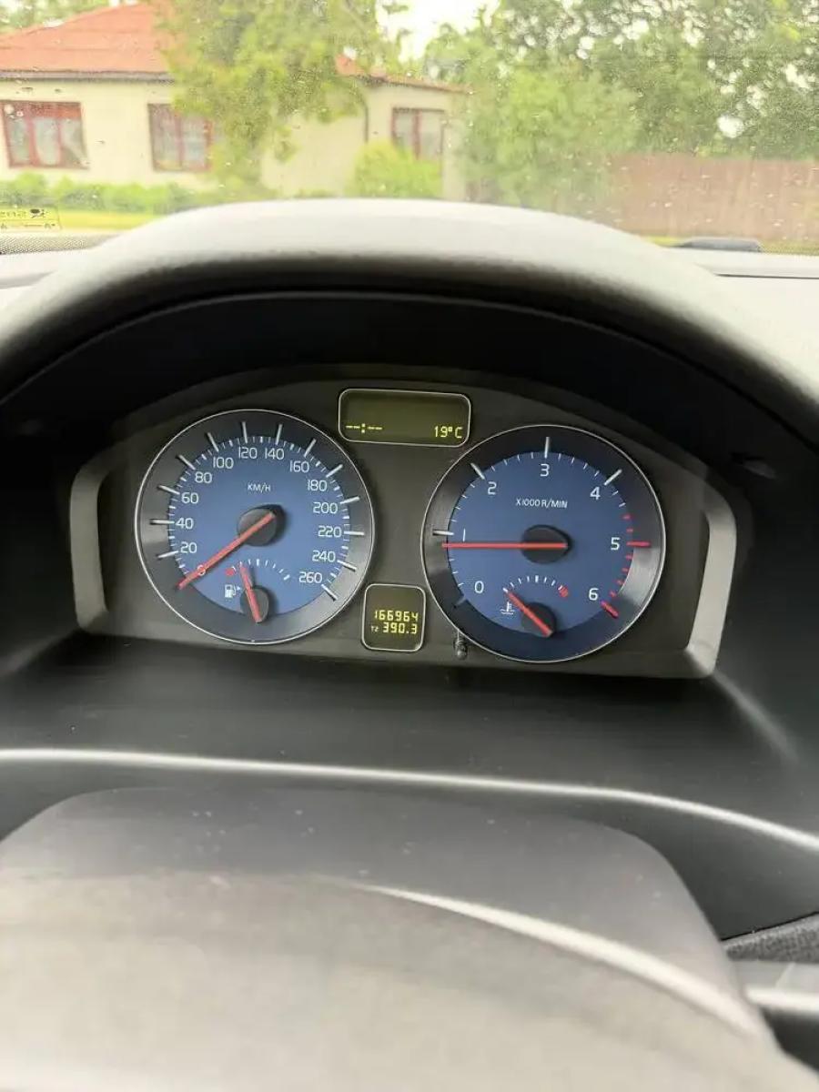 Sarkans Volvo C30 2011 Ventspils, ar dzinēja tilpumu 1.60 L un nobraukumu 167 tūkst. km par 4290 €, foto 21 vietnē AUTOMOTO.COM.LV