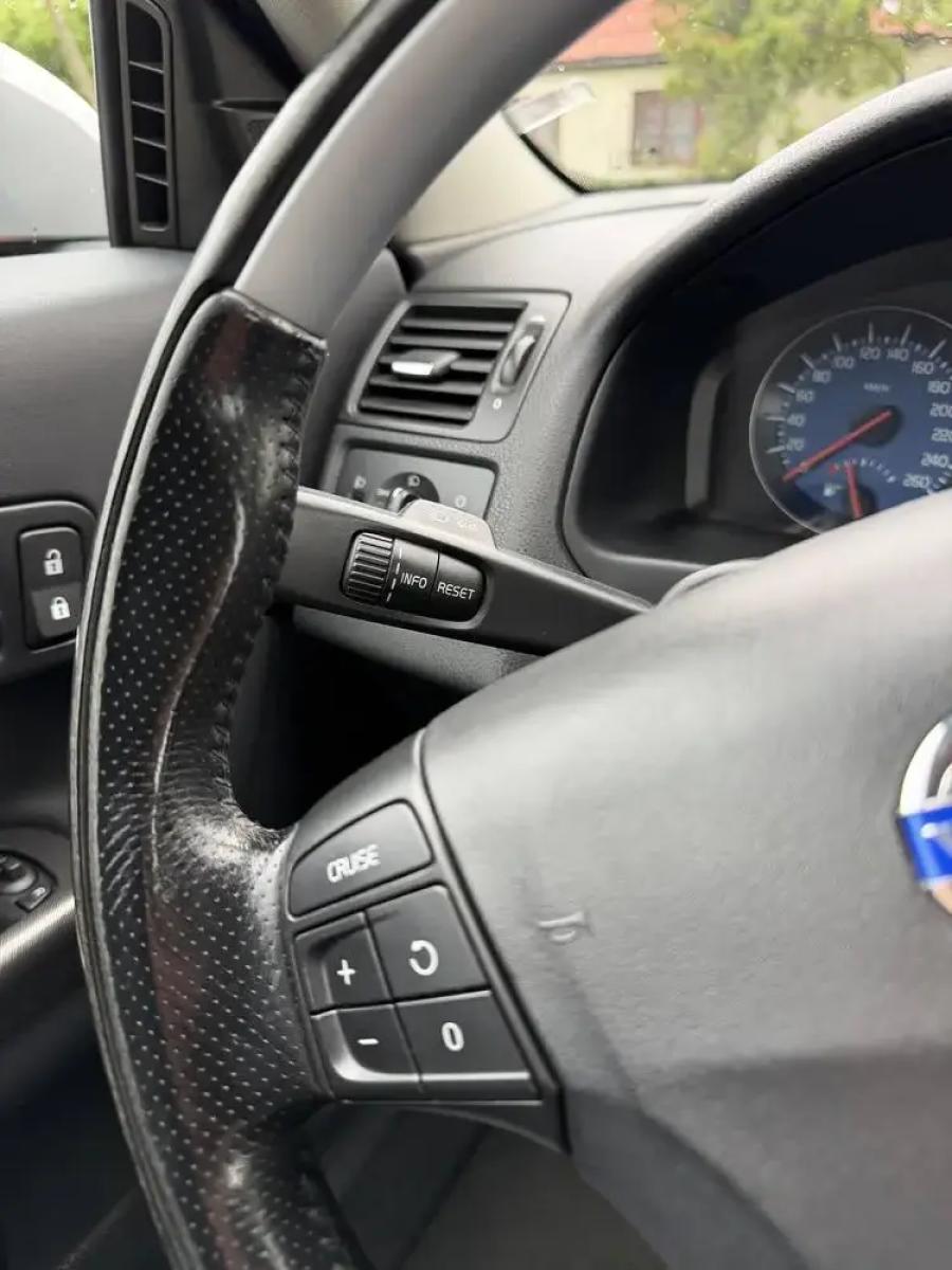 Sarkans Volvo C30 2011 Ventspils, ar dzinēja tilpumu 1.60 L un nobraukumu 167 tūkst. km par 4290 €, foto 23 vietnē AUTOMOTO.COM.LV