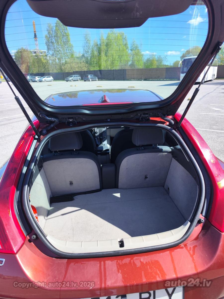 Red Volvo C30 2007 in Tallinn, with an engine capacity of 1.60 L and mileage of 112 thousand km for 4250 €, photo 5 on AUTOMOTO.COM.LV