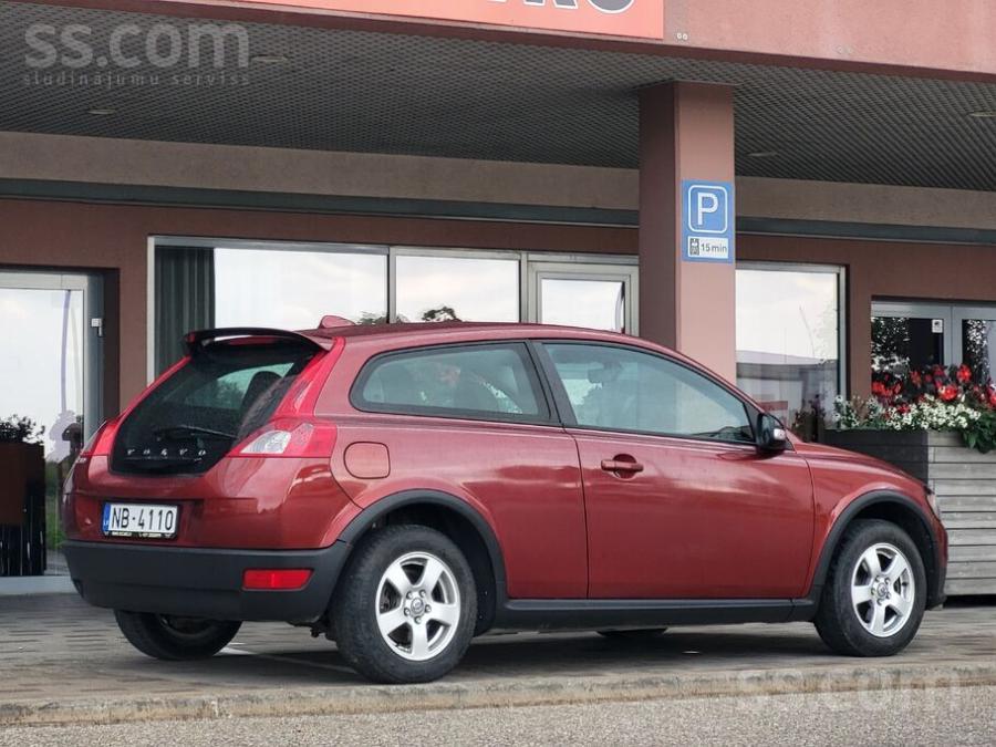 Red Volvo C30 2009 in Jelgava, with an engine capacity of 1.60 L and mileage of 336 thousand km for 2490 €, photo 8 on AUTOMOTO.COM.LV