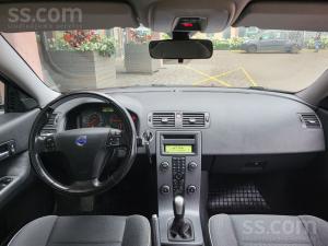 Red Volvo C30 2009 in Jelgava, with an engine capacity of 1.60 L and mileage of 336 thousand km for 2490 €, photo 12 on AUTOMOTO.COM.LV